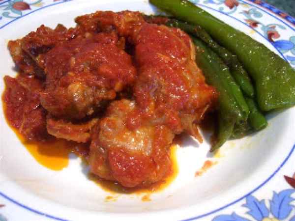 Receta fácil de conejo frito con tomate y pimientos