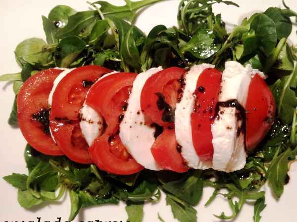 Receta de ensalada caprese fresca italiana fácil