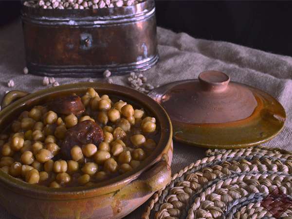 Garbanzos estofados de marisco y guindilla con salteado de setas ...