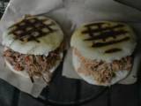 Arepas rellenas con carne mechada y con pollo - Receta Petitchef