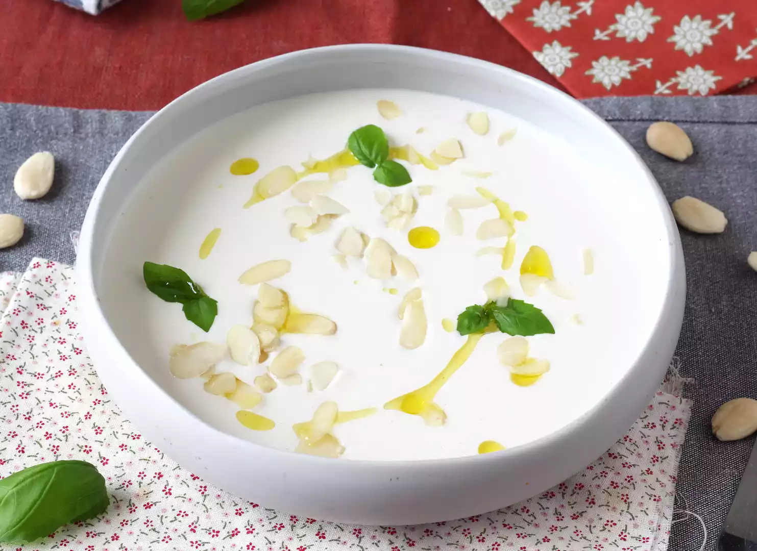 Ajoblanco andaluz: la sopa fría que siempre apetece en verano