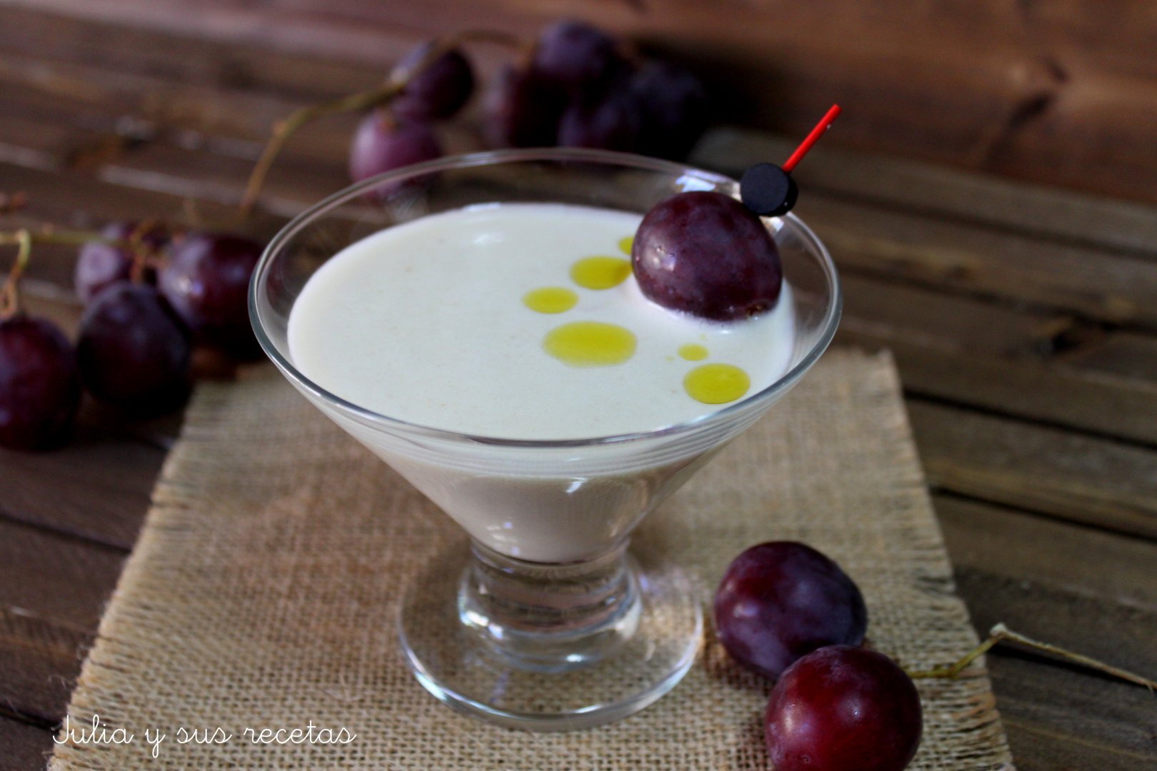 Ajoblanco de almendra con uvas - receta fácil y saludable