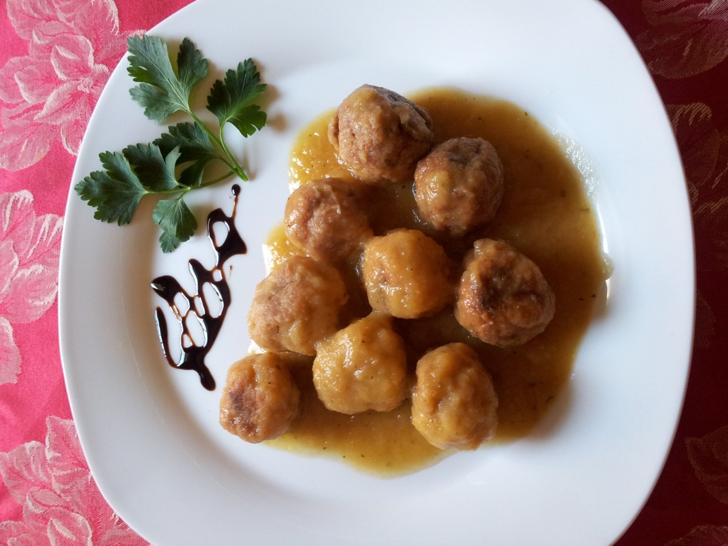 Receta de albóndigas de pescado con salsa de cebolla