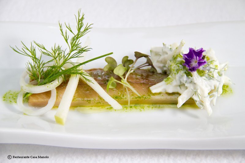 Receta de arenque ahumado con ensalada fresca y manzana