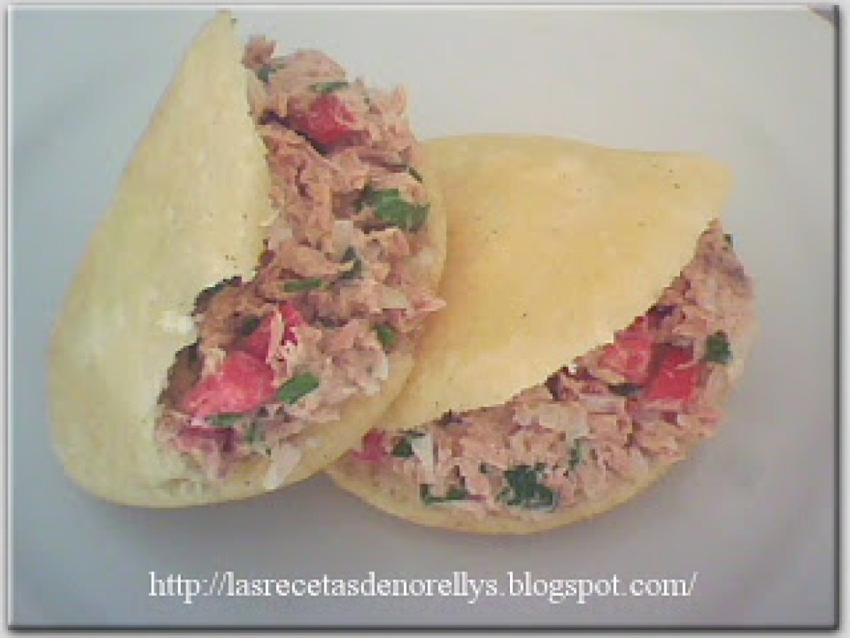 Arepas fritas rellenas con ensaladilla de atún - Receta Petitchef