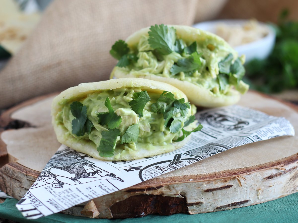 Receta de arepas rellenas de pollo y aguacate