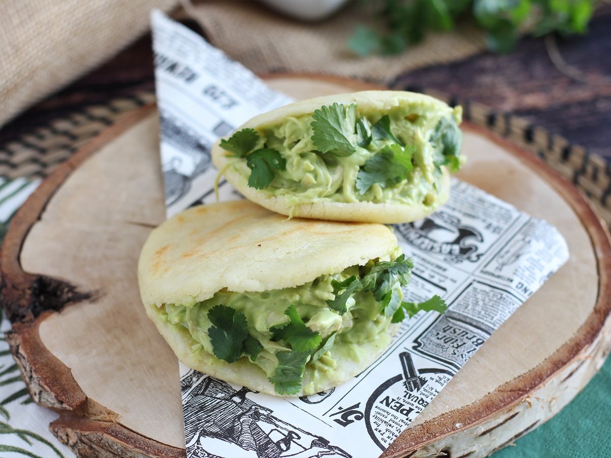 Receta de arepas rellenas de pollo y aguacate
