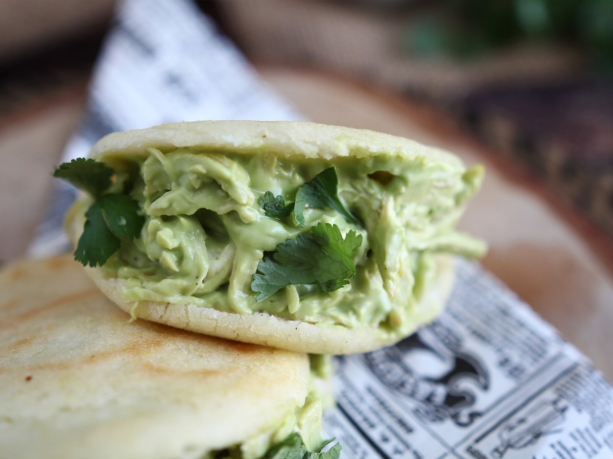 Receta de arepas rellenas de pollo y aguacate
