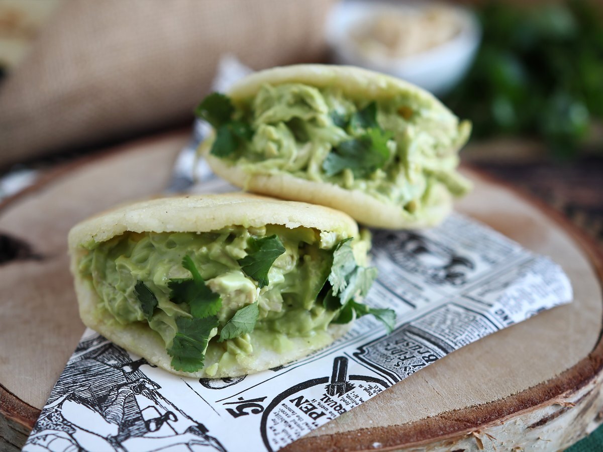 Receta de arepas rellenas de pollo y aguacate