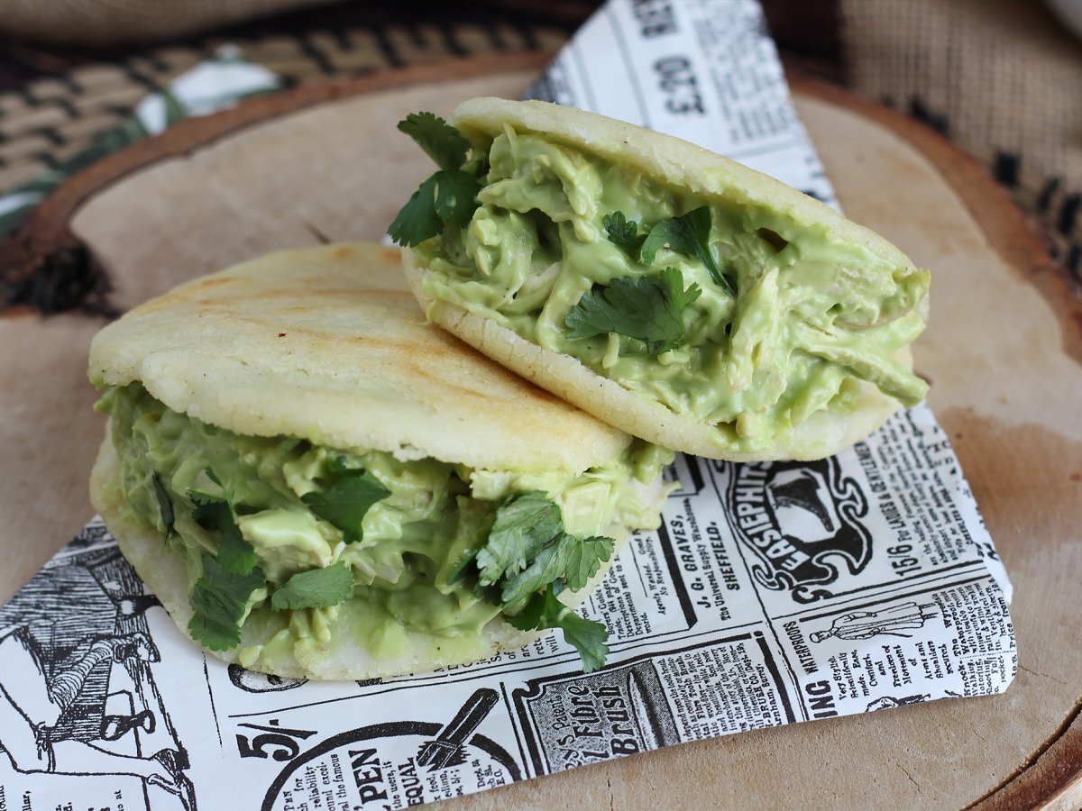 Receta de arepas rellenas de pollo y aguacate