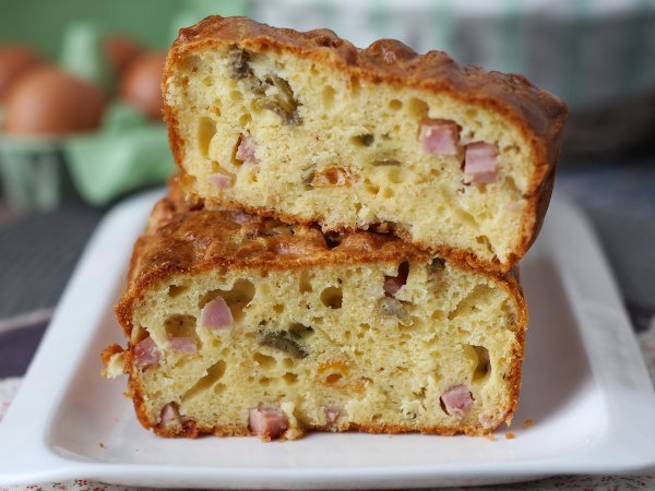Receta de bizcocho salado con jamón, aceitunas y skyr