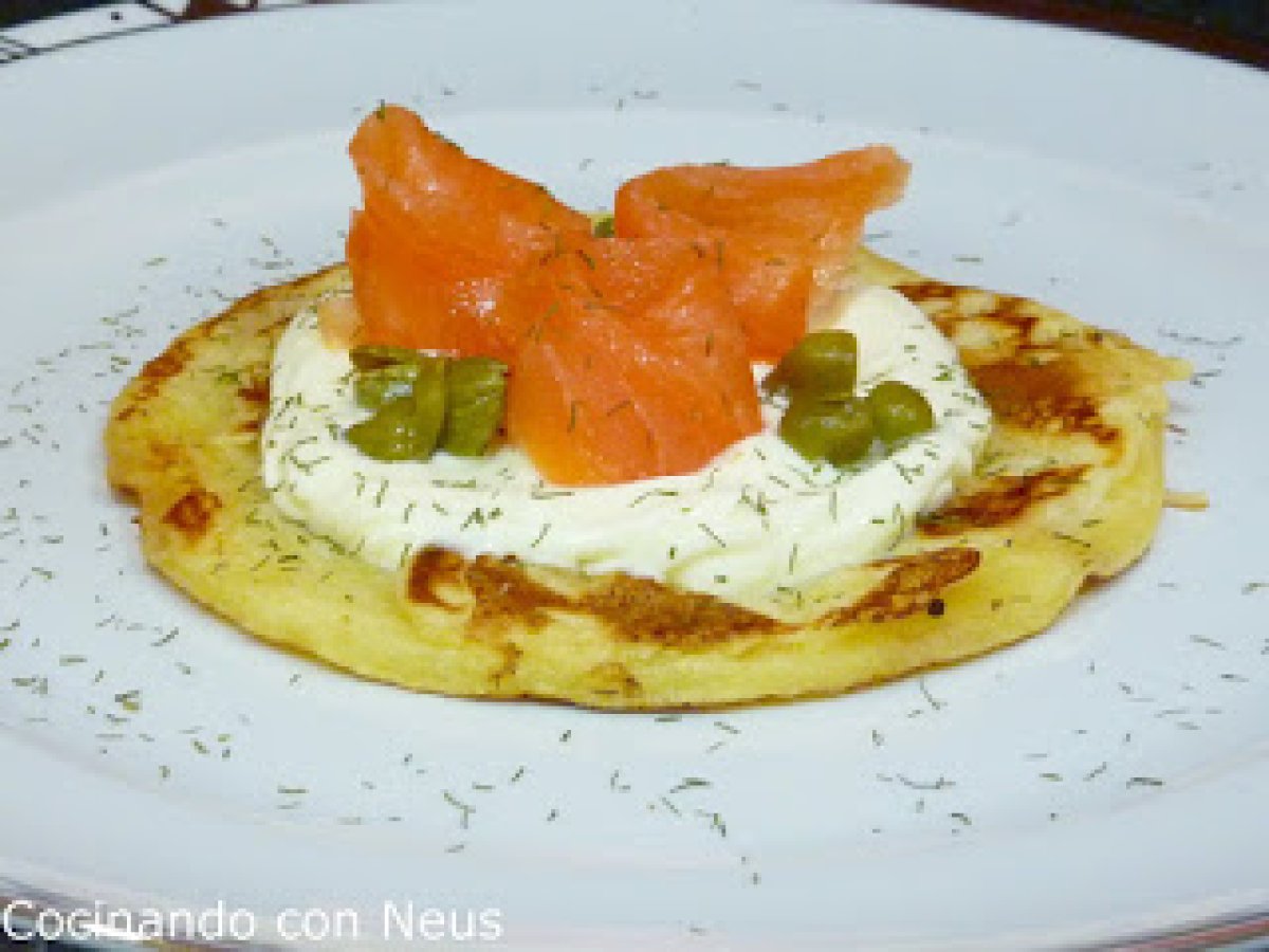 Blinis de salmón con crème fraîche - Receta Petitchef