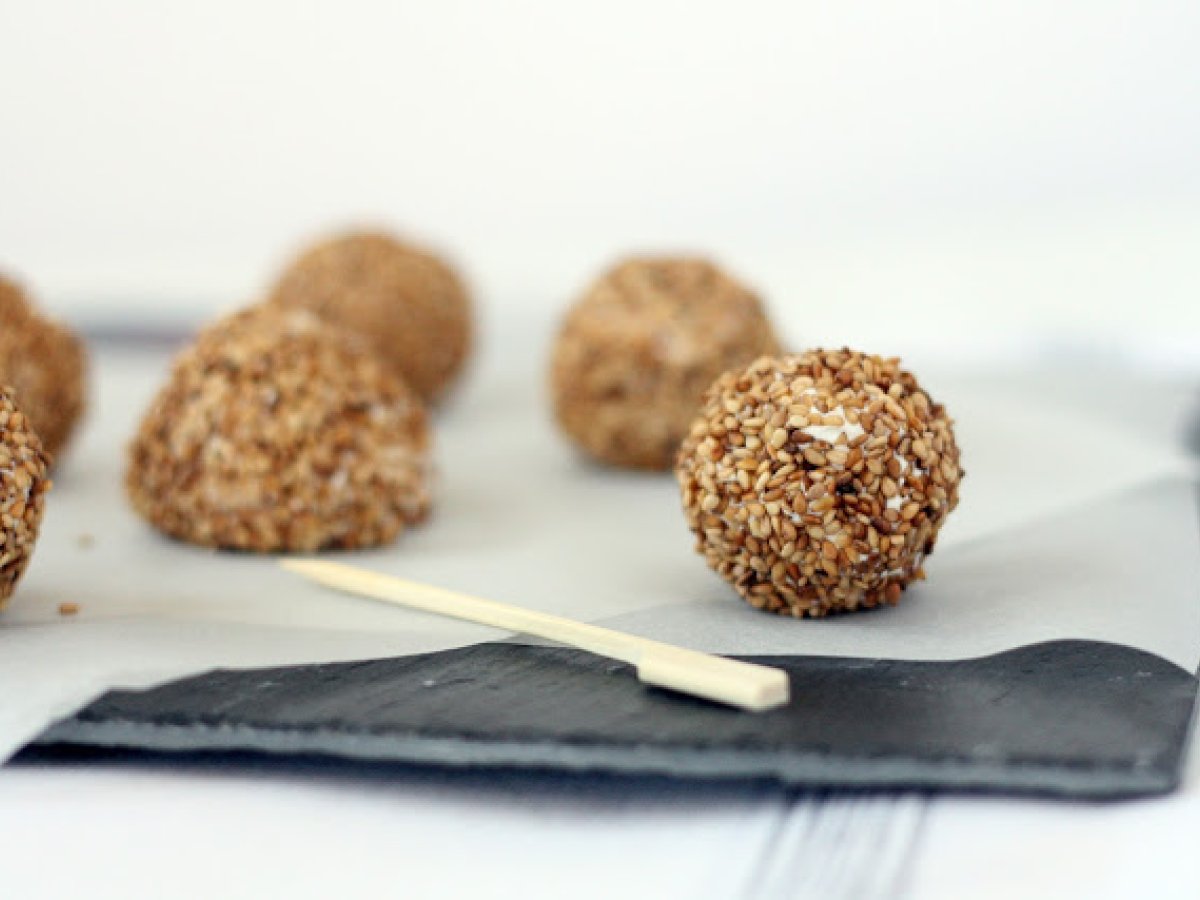 Receta de bocaditos de uva con queso y sésamo