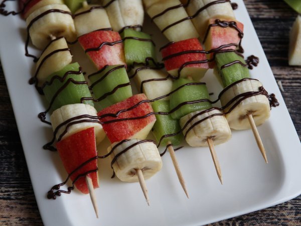 Receta de brochetas de frutas con chocolate