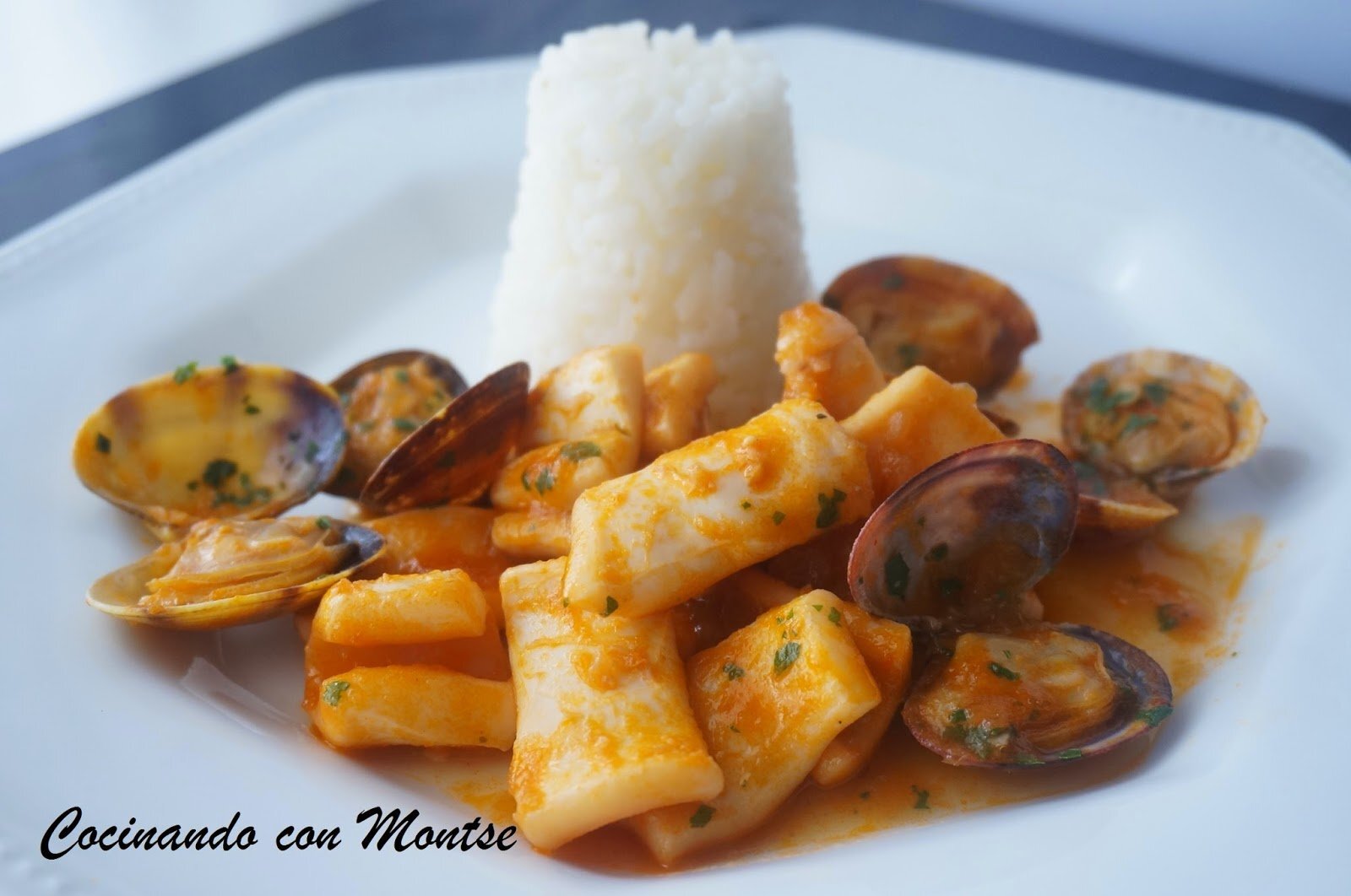 Calamares en salsa con almejas: receta fácil y deliciosa