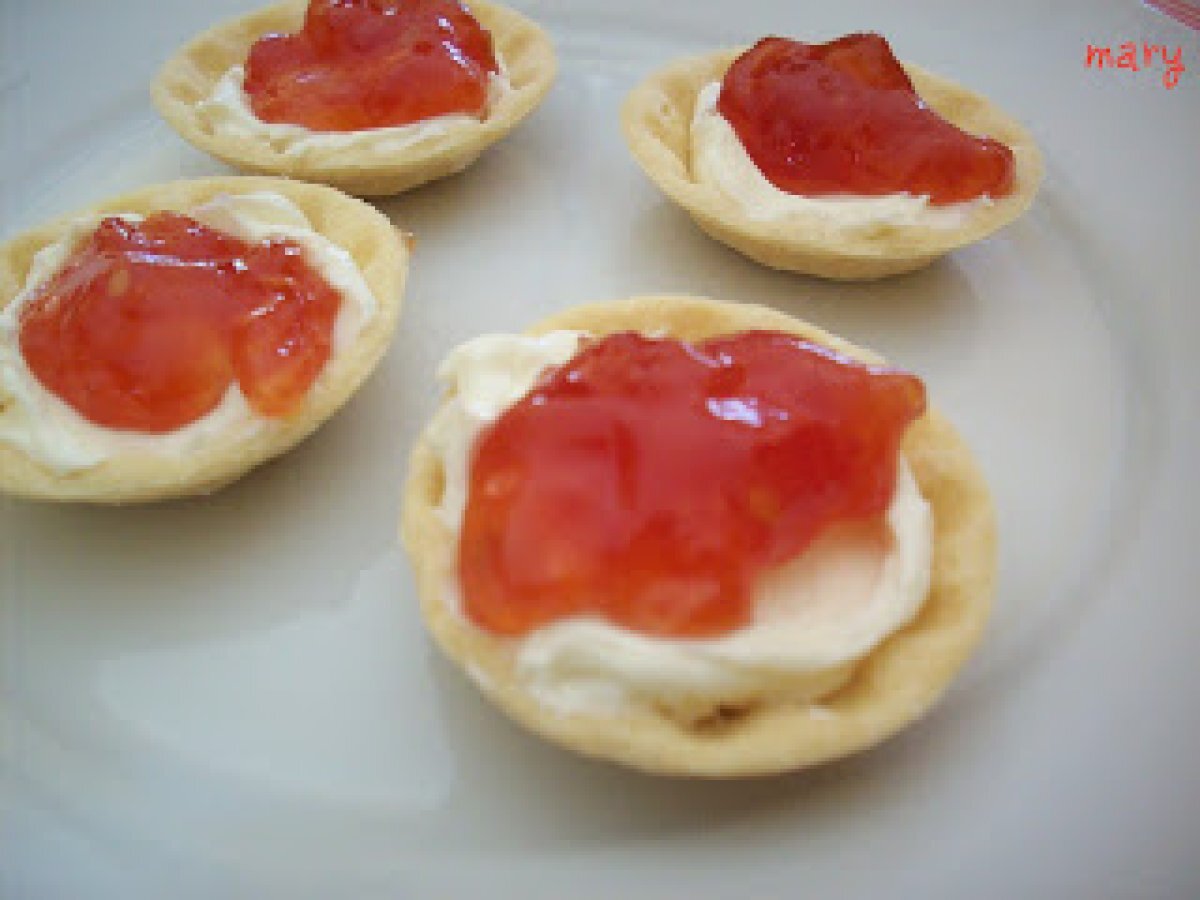 Canapé de tostadas de queso con mermelada de tomate - Receta Petitchef