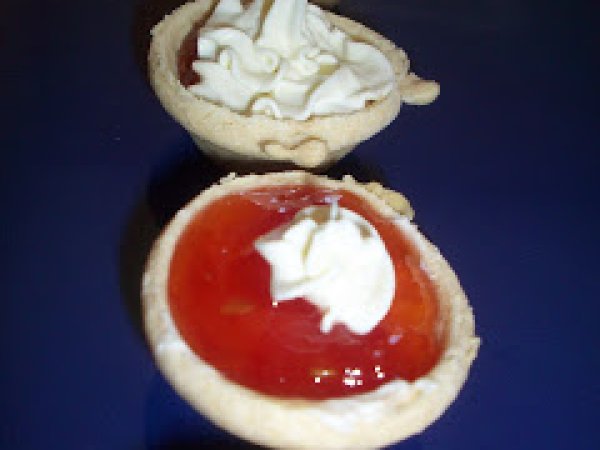 Canapé de tostadas de queso con mermelada de tomate - Receta Petitchef