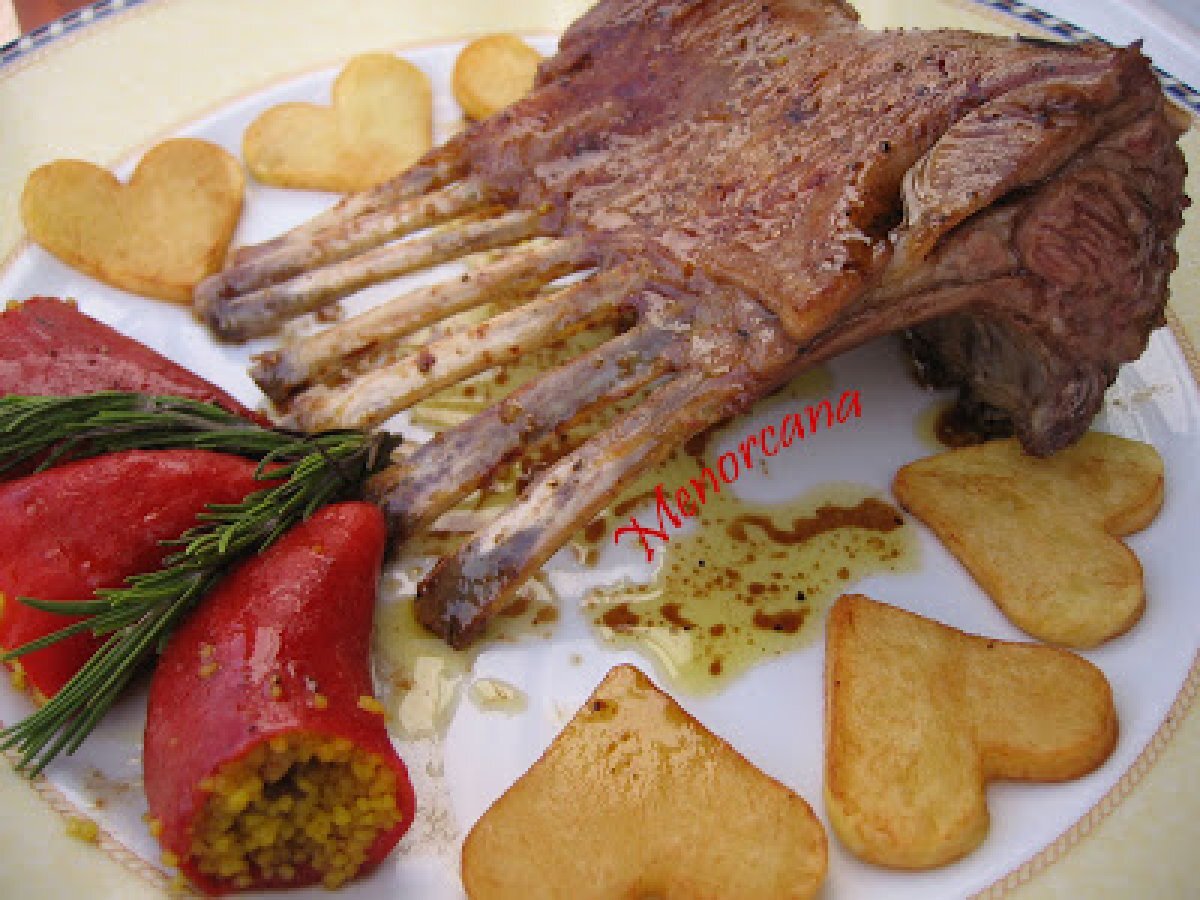 Carré de cordero a la miel, naranja y módena con piquillo rellenos de ...