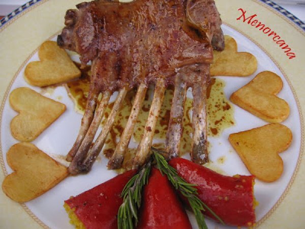 Carré de cordero a la miel, naranja y módena con piquillo rellenos de ...