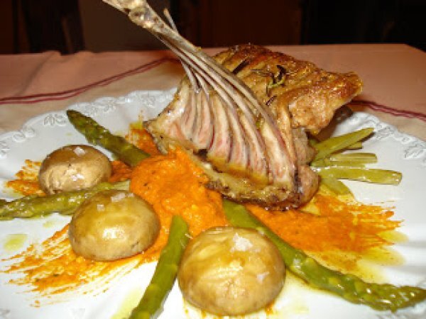 Carré de cordero con papillote de champiñones y salsa romesco - Receta ...
