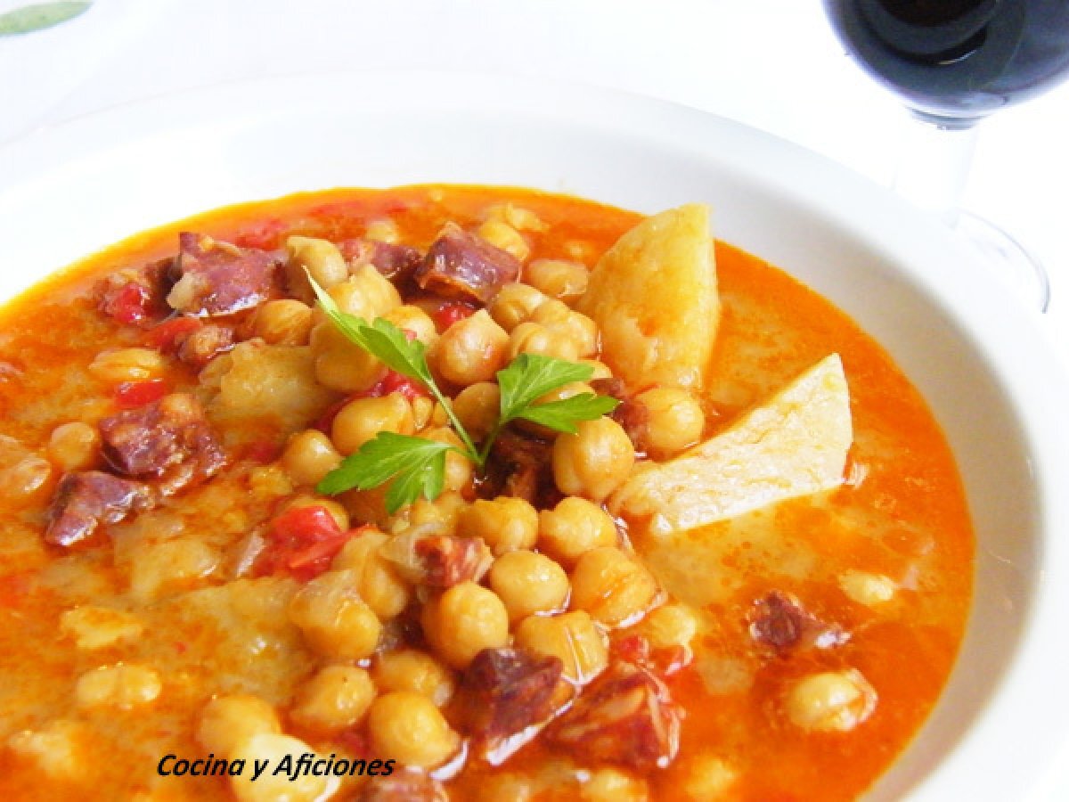 Receta fácil de cazuela de garbanzos con chorizo saludable