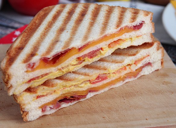 Receta de sándwich club americano
