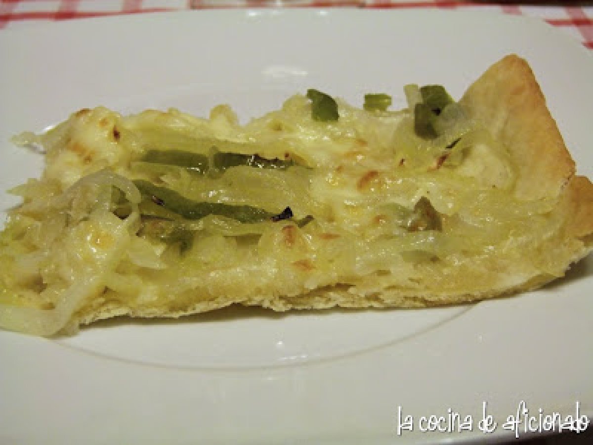 Receta de coca de cebolla, pimiento y quesos