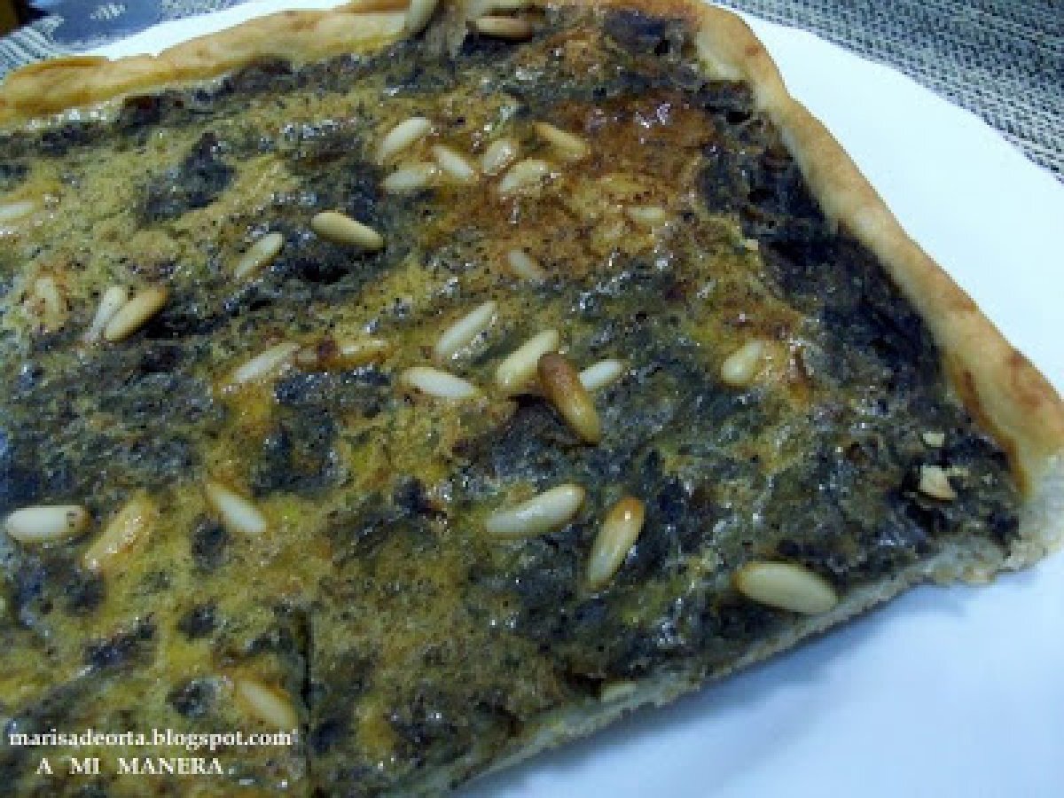 Receta de coca de cebolla y morcilla con piñones