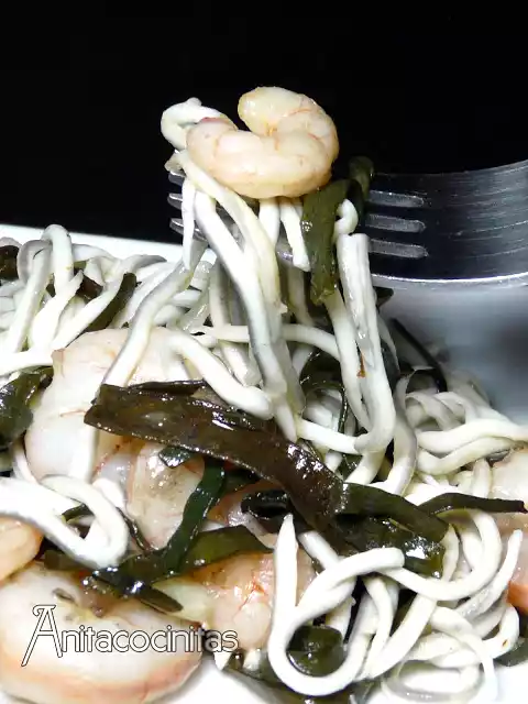 Receta de gulas con gambas y espaguetis de mar