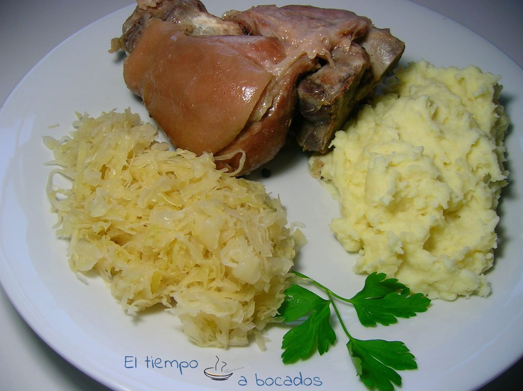 Receta de codillo alemán con chucrut fácil y deliciosa