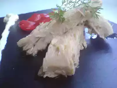 Receta de cogote de bonito con mayonesa y cebolla roja