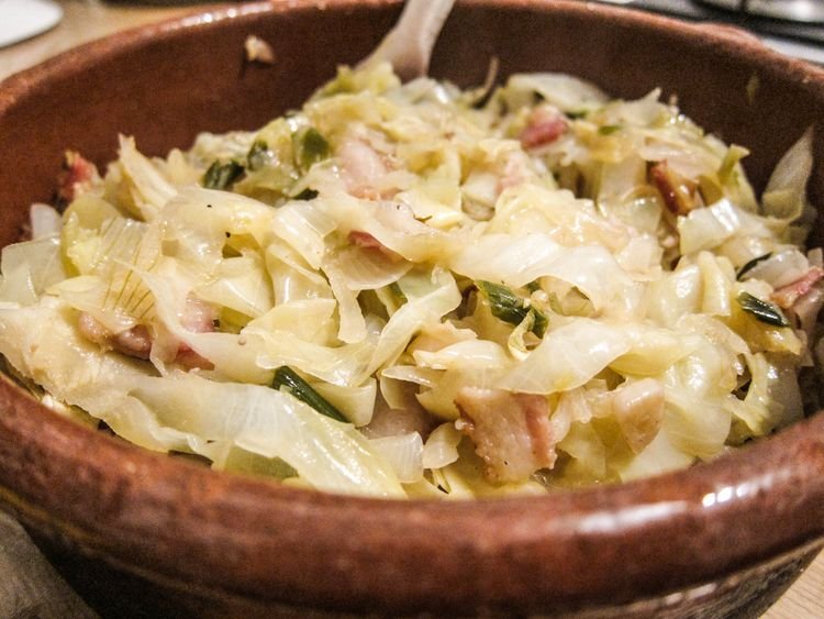 Col guisada con bacon y comino - Receta Petitchef