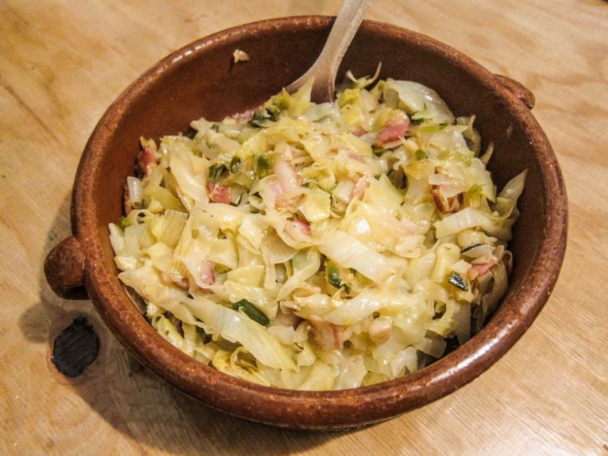 Col guisada con bacon y comino - Receta Petitchef