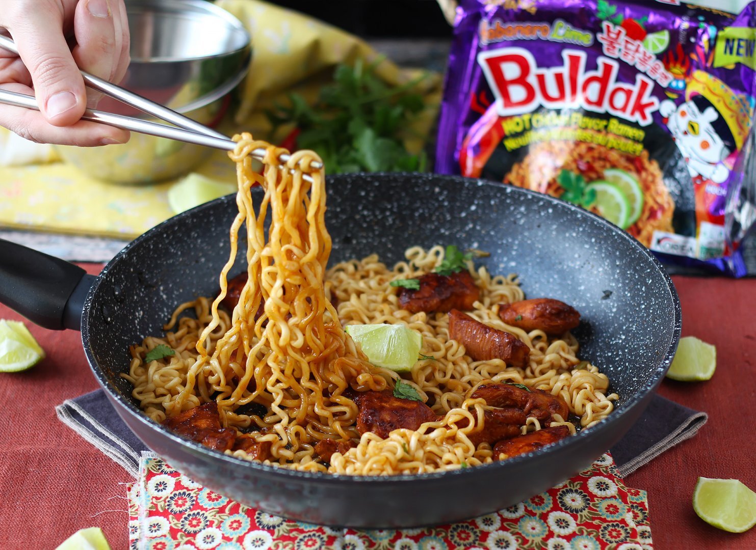 Cómo hacer fideos buldak con pollo y habanero, receta fácil