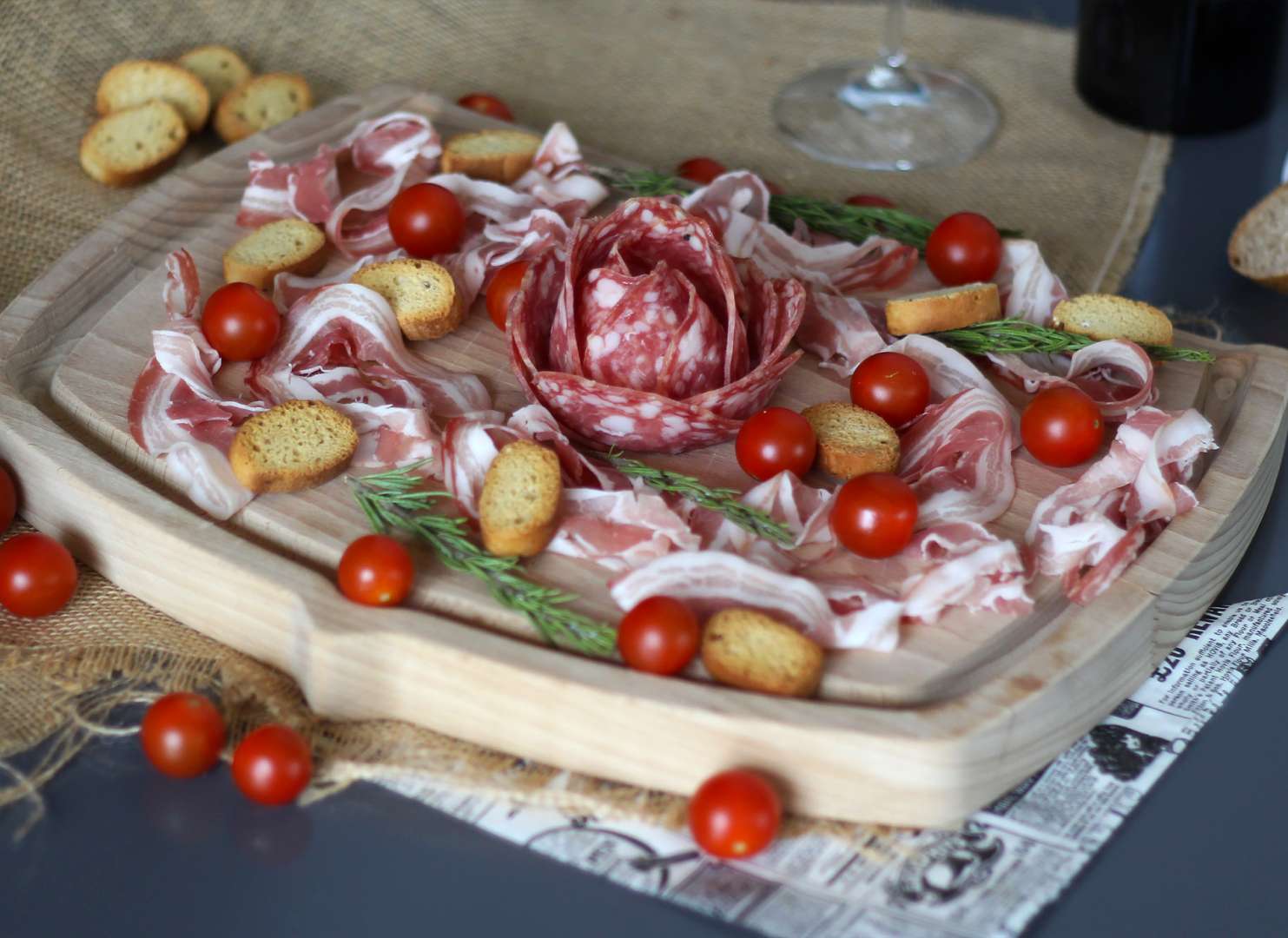 Receta: cómo hacer una tabla de embutidos y flor