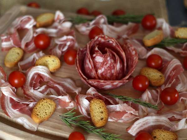 Receta: cómo hacer una tabla de embutidos y flor