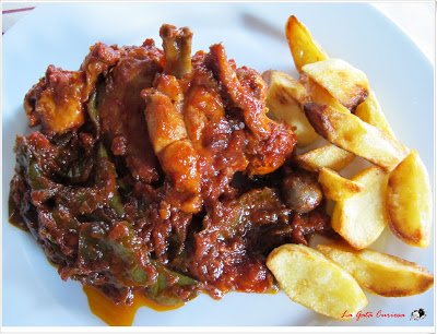 Receta fácil de conejo frito con tomate y pimientos