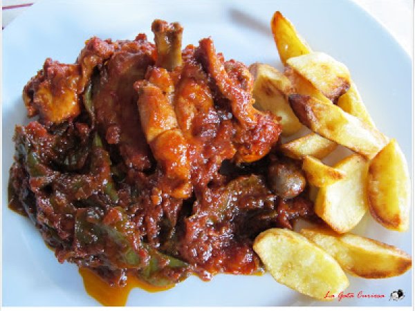 Receta fácil de conejo frito con tomate y pimientos