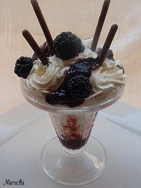 Receta de helado de yogur con moras y nata