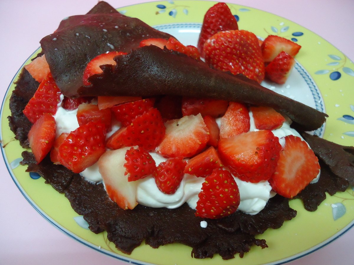 Crepes de chocolate y fresas con nata - Receta Petitchef