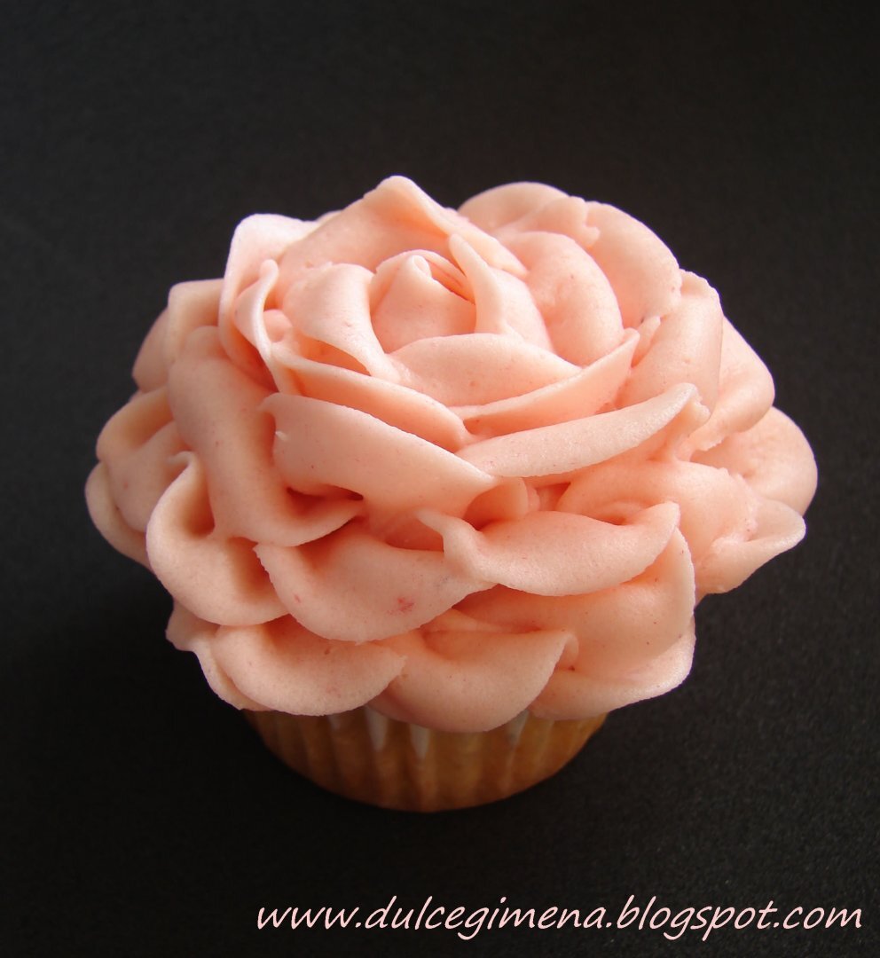 Receta de cupcake decorado con rosa de buttercream