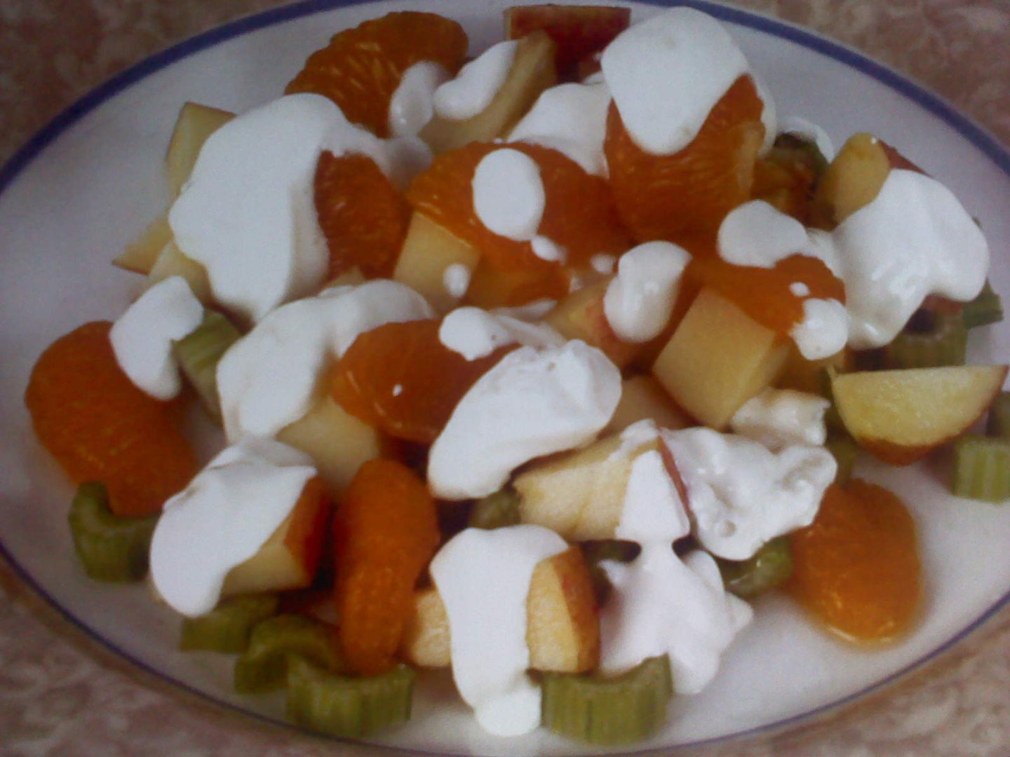 Receta de ensalada de apio y frutas fácil y saludable