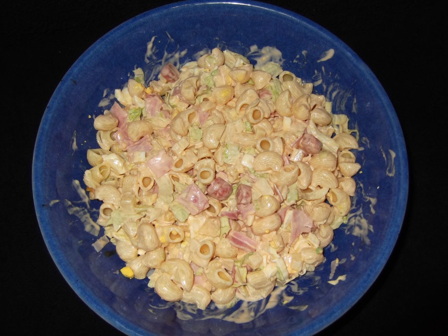 Ensalada de pasta con salsa rosa