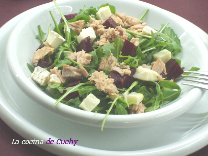 Receta de ensalada de rúcula, remolacha y atún saludable