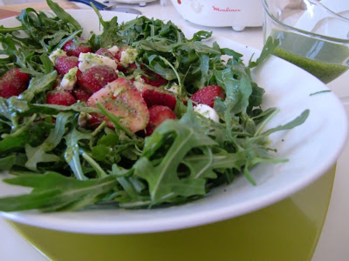 Ensalada de rúcula y fresas - Receta Petitchef