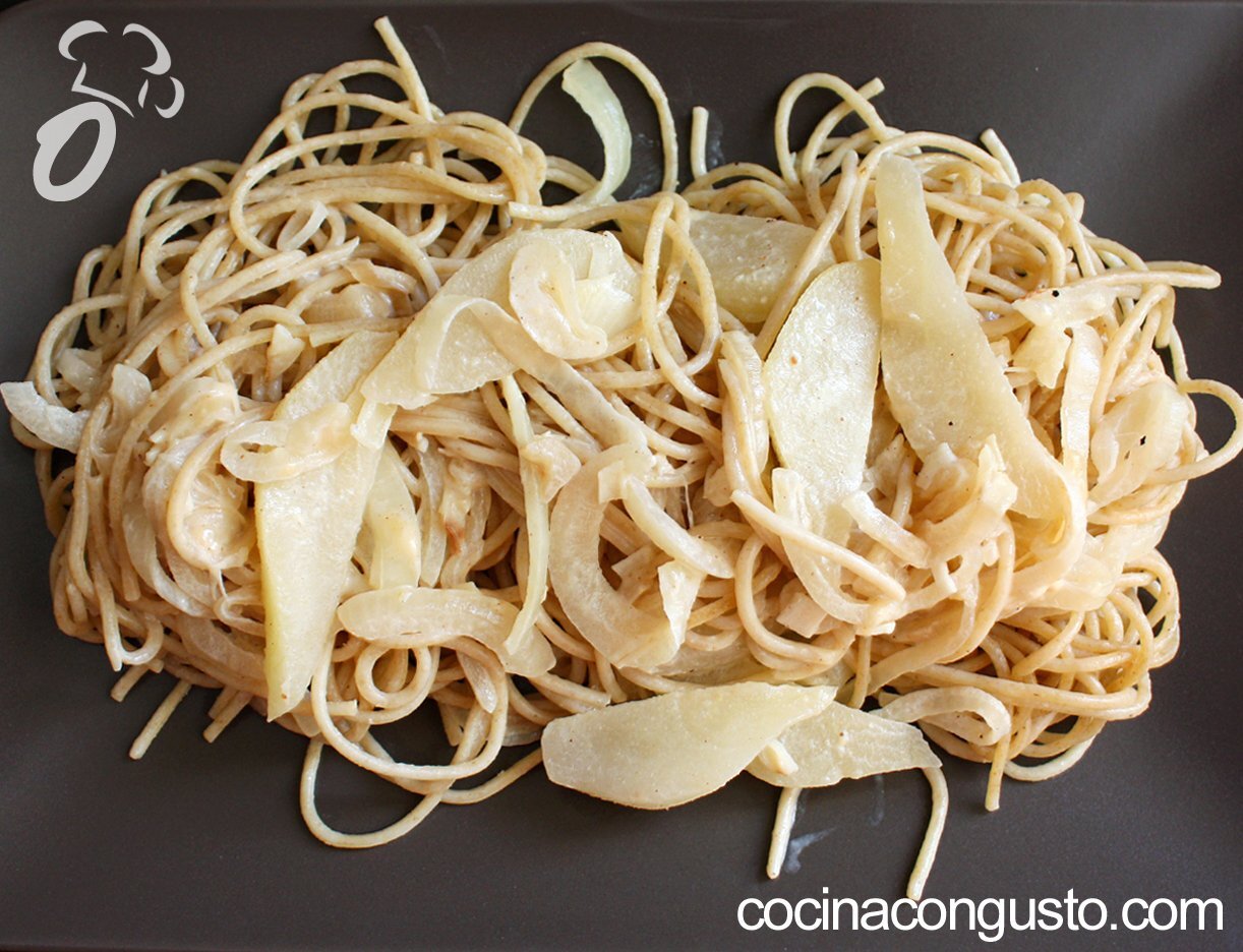 Receta de espaguetis con salsa de pera fácil y rápida
