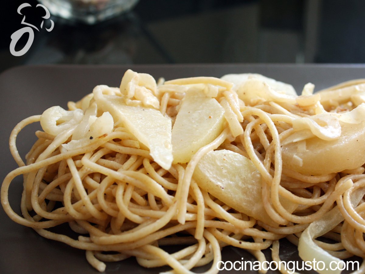 Receta de espaguetis con salsa de pera fácil y rápida