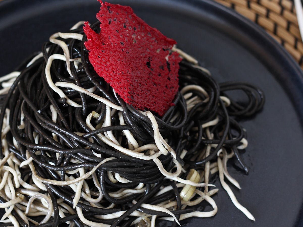 Receta de espaguetis negros con ajos y gulas