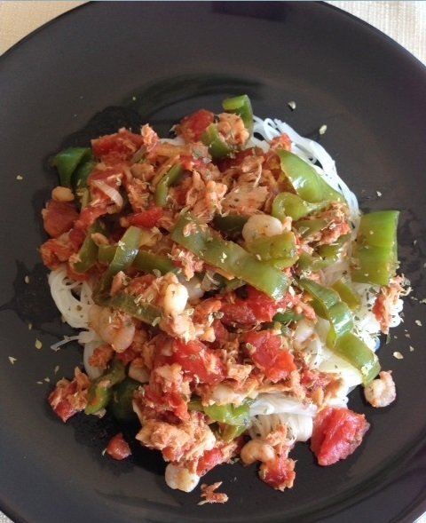 Receta de fideos de arroz con bonito y gambas sin gluten