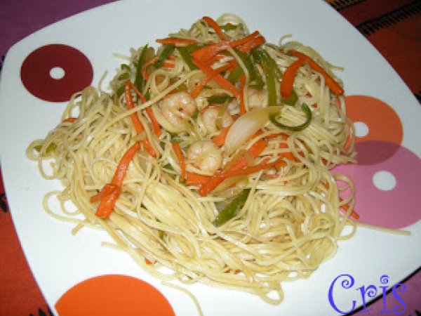 Receta de fideos de huevo con verduras y gambas fáciles
